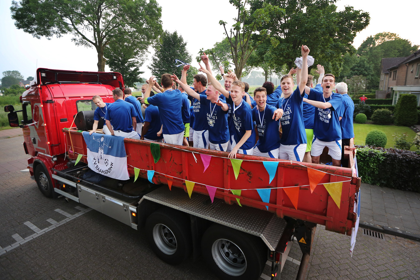 Kampioenen op de platte kar: is het einde van de traditie nabij? | Foto ...