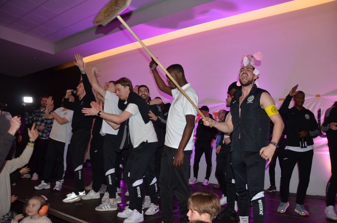 KIJK. Delirium op Daknam: fans en spelers Sporting Lokeren-Temse vieren terugkeer naar ...