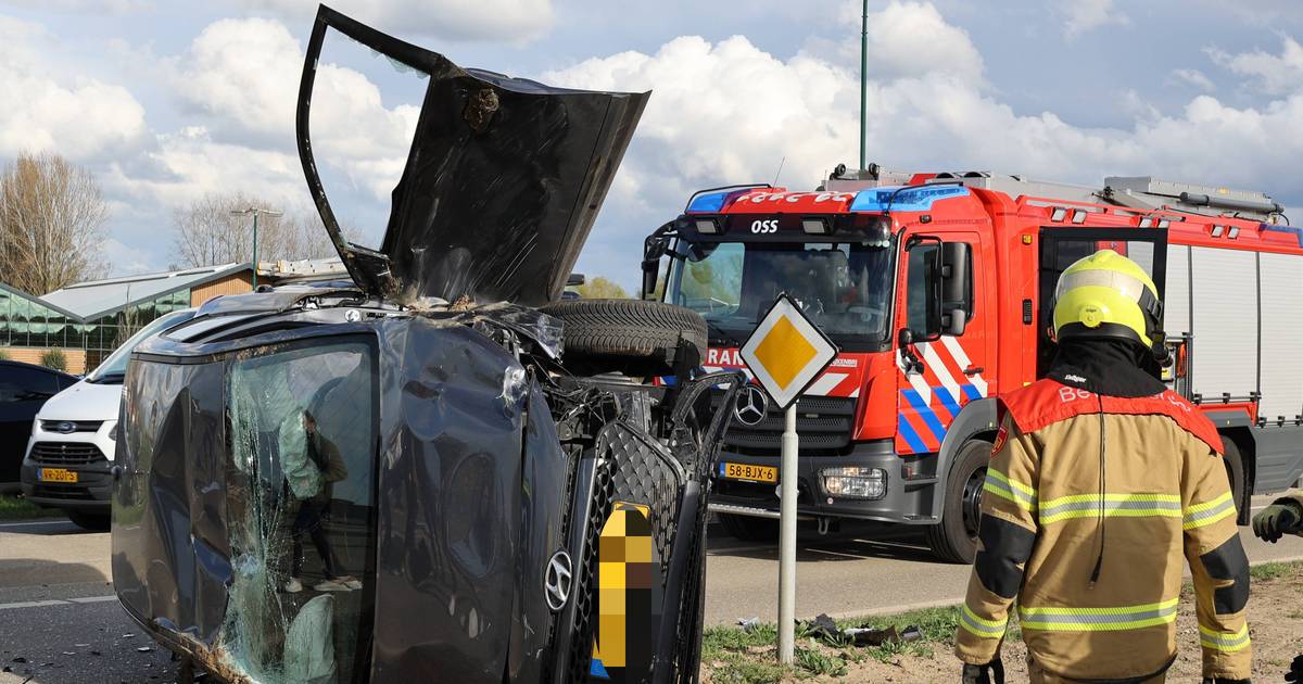 Ravage bij ongeval in Oss: auto belandt op zijkant, brandweer bevrijdt vrouw uit haar auto | 112 ...
