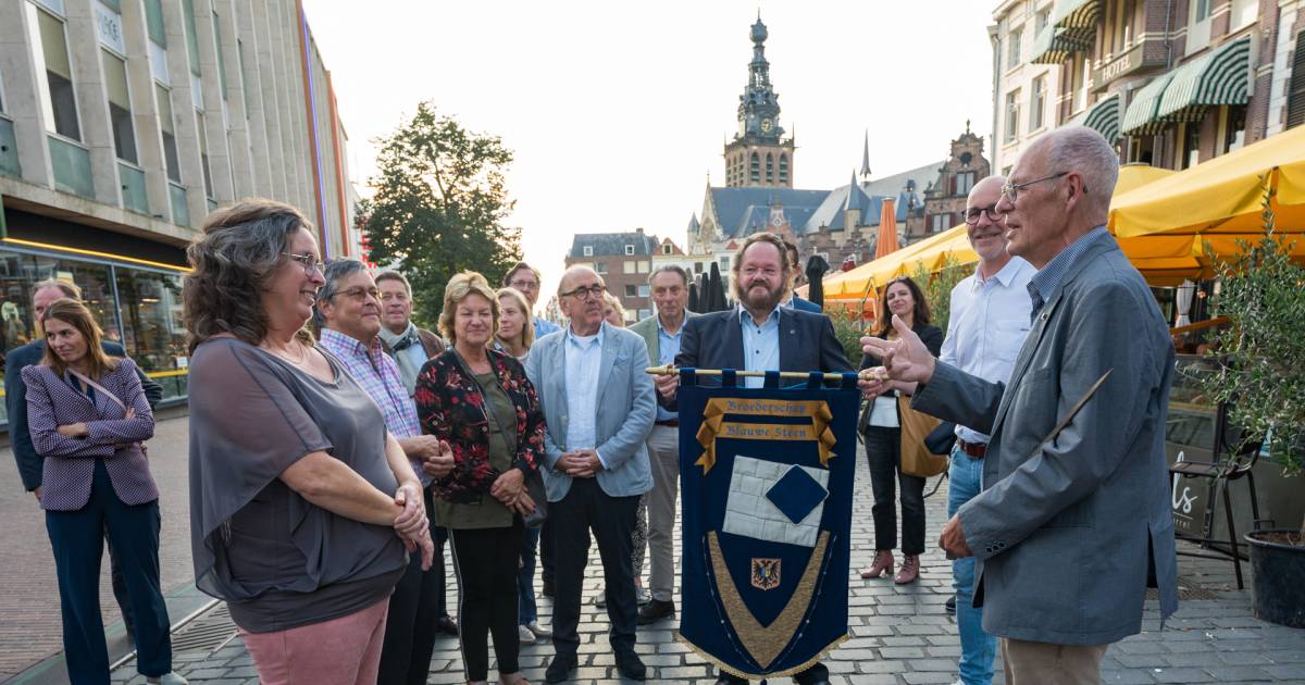 Teddy Vrijmoet onderscheiden met ‘Blauwe Steen’ | Nijmegen | AD.nl
