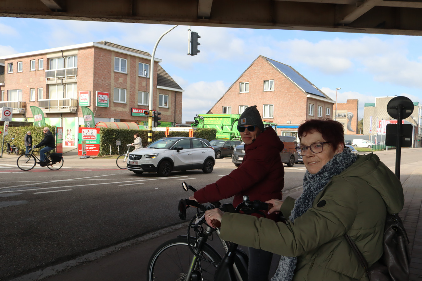 “Hier riskeren we elke dag ons leven”: fietsers klagen verkeersregeling ...