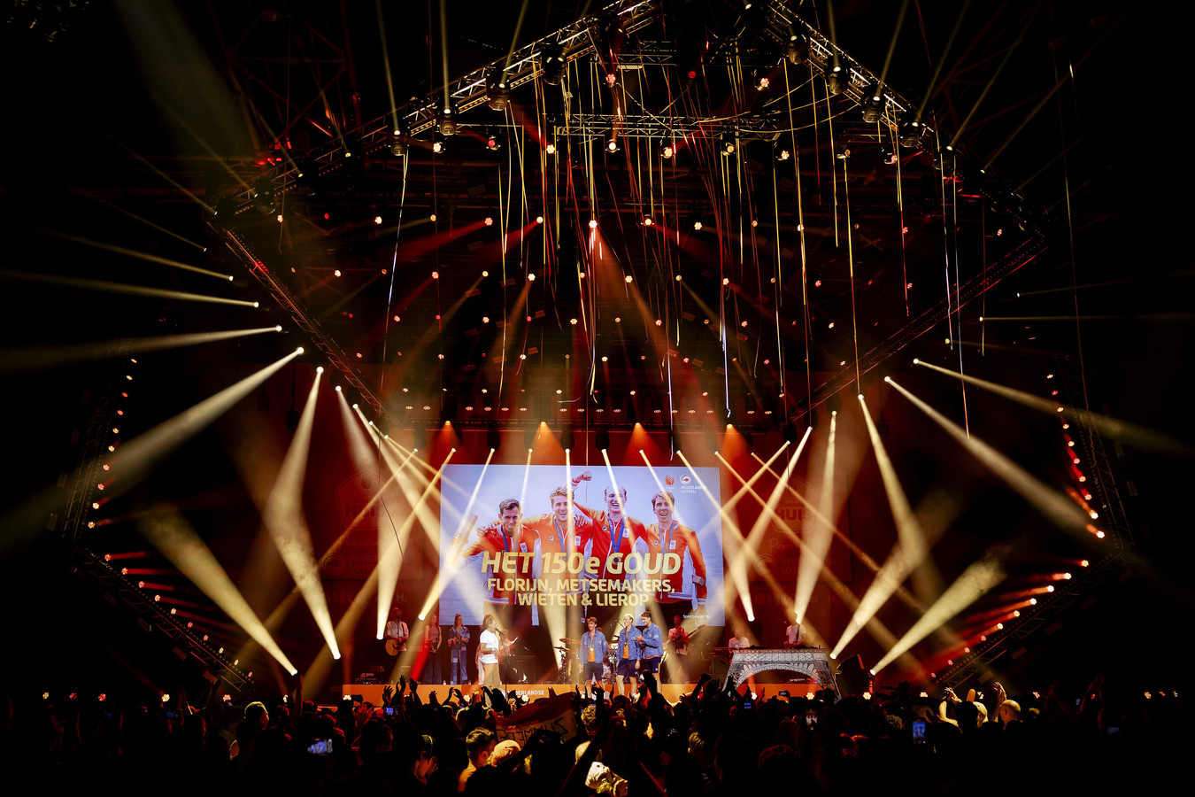 Roeiers zetten TeamNL Huis op stelten bij huldiging na gouden en ...