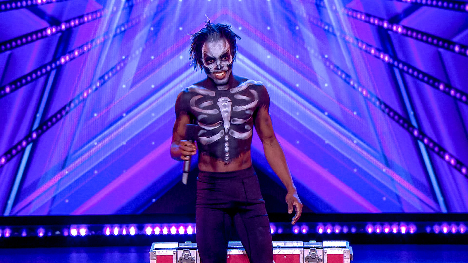 Na 10 talentenjachten wereldwijd waagt Papi Flex nu ook zijn kans in ...