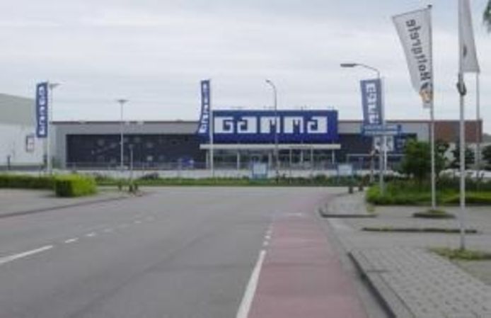 Ruzie om parkeerplaats bij Gamma: man slaat met verfblik | Breda ...