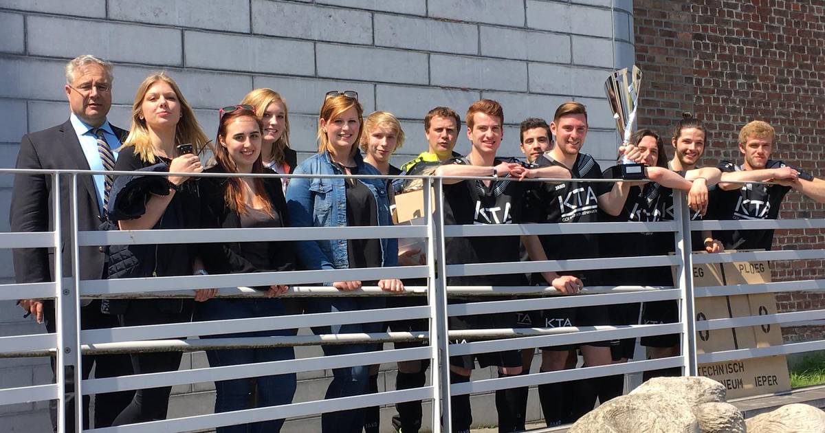 Leerlingen KTA leren gevangenen kennen op voetbalveld | Ieper | hln.be