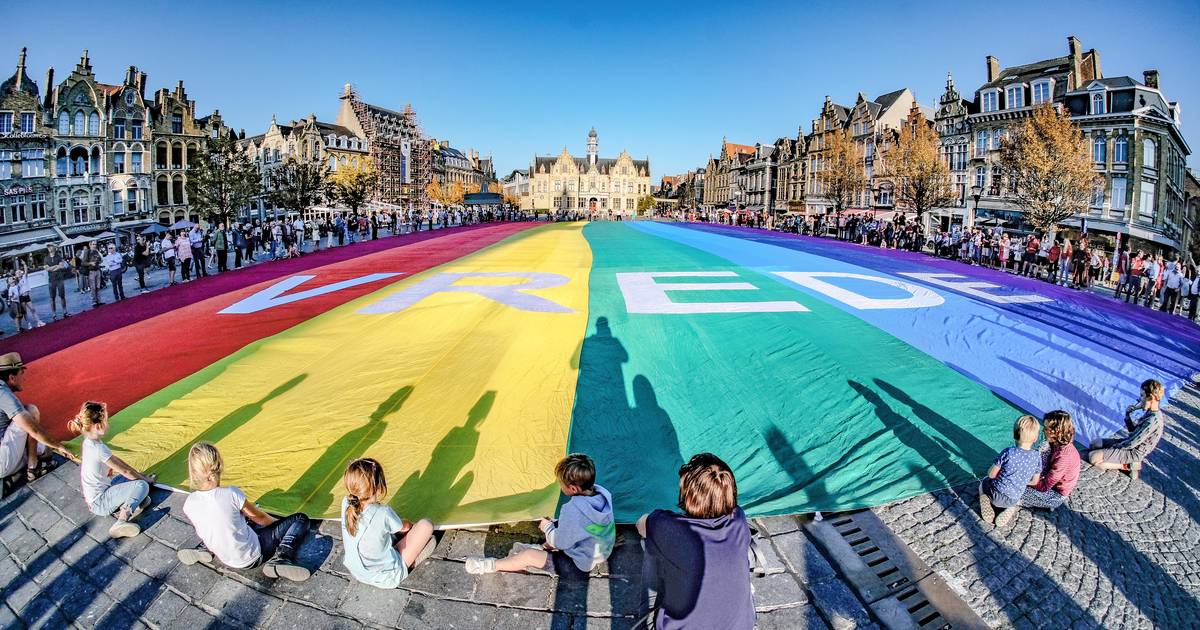 Stad Ieper roept op: “Hang massaal de vredesvlag buiten!” | Ieper | hln.be
