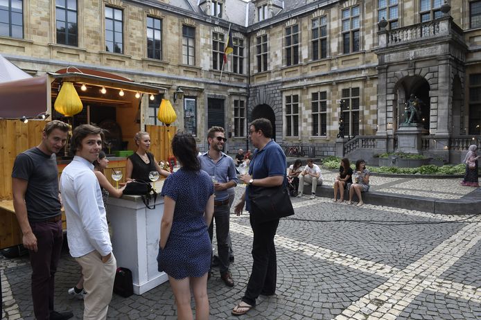 Openluchtaperitief op Conscienceplein | Regio | hln.be Openluchtaperitief op Conscienceplein | Regio | hln.be