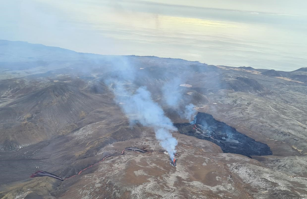 Nieuwe scheur in IJslandse aardkorst nabij vulkaan zorgt opnieuw voor ...