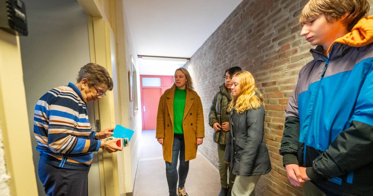 Ouderen blij verrast met kerstpresentjes van scholieren: ‘Wat prachtig ...