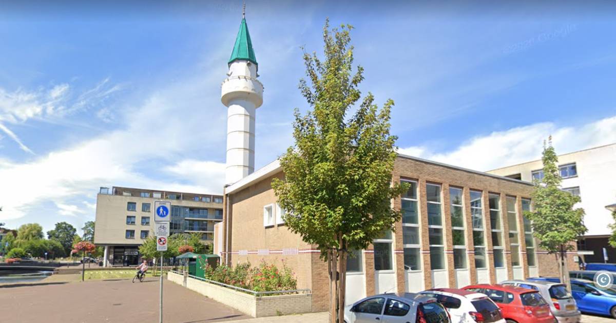 Steen tegen ruit Turkse moskee Leiden | Leiden | AD.nl