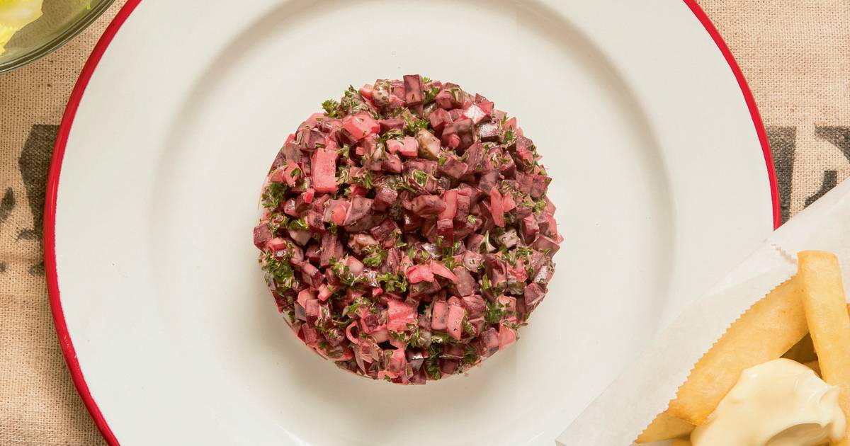 Jeroen Meus maakt tartaar van rode biet met frietjes en sla | Nina ...