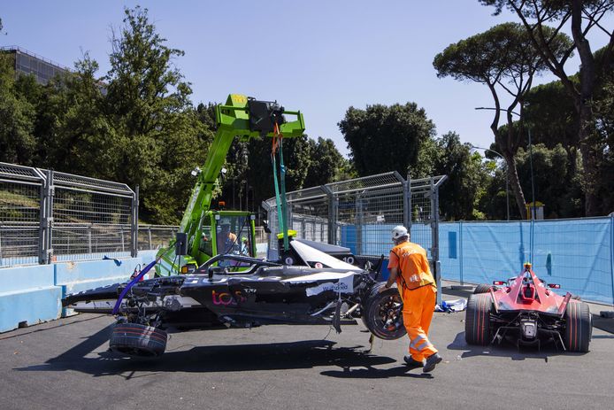KIJK. Massacrash in Formule E: tien wagens richten ravage aan op ...