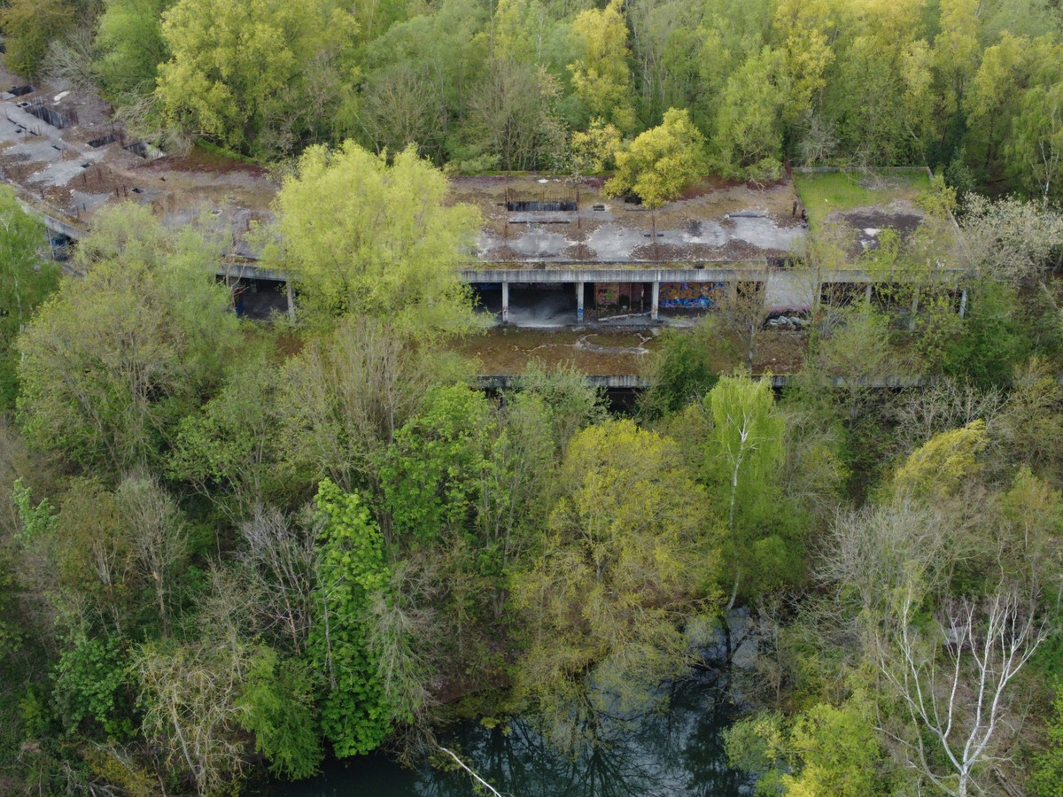 IN BEELD. Op verkenning in Mechels ‘spookhotel’: “Ooit megalomaan ...