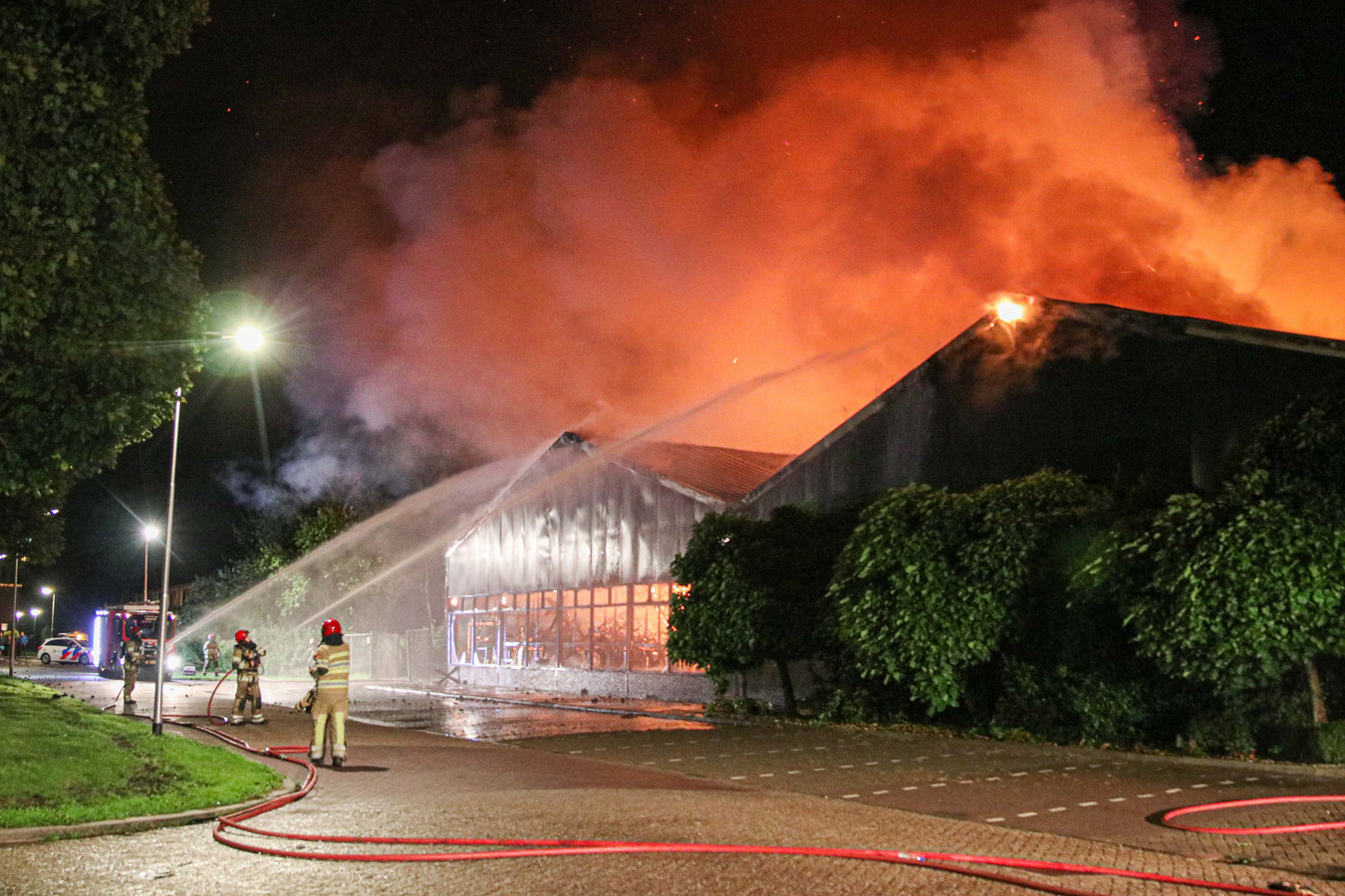 Grote uitslaande brand legt twee loodsen Ens in de as | Foto | destentor.nl