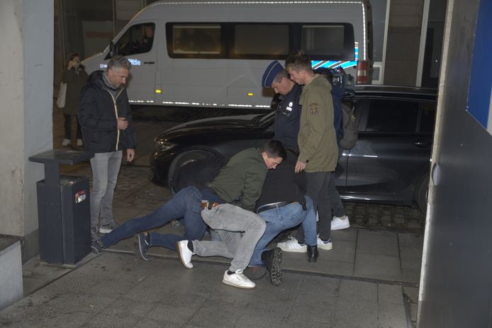 Thierry Baudet op het hoofd geslagen met oranje paraplu voor lezing aan universiteit in Gent ...