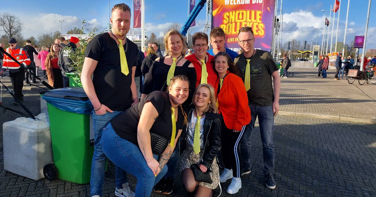 Van links naar rechts 'na-carnavallen’ met de Snollebollekes én een ...