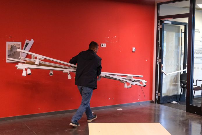 Stormloop op gratis meubelen oud kantoor Bpost | Brussel | hln.be