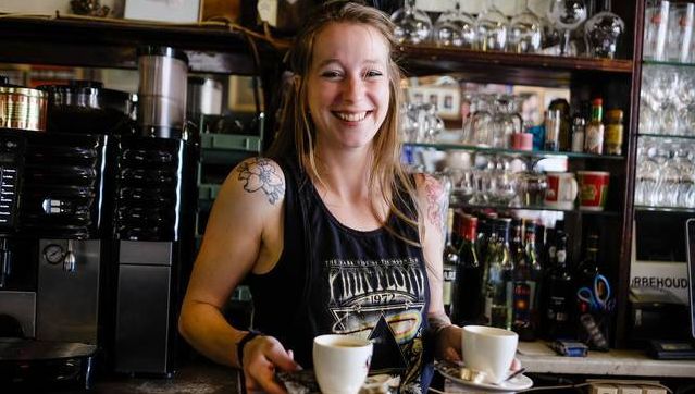 Café Den Engel heeft échte reddende engel: serveester reanimeert 80 ...