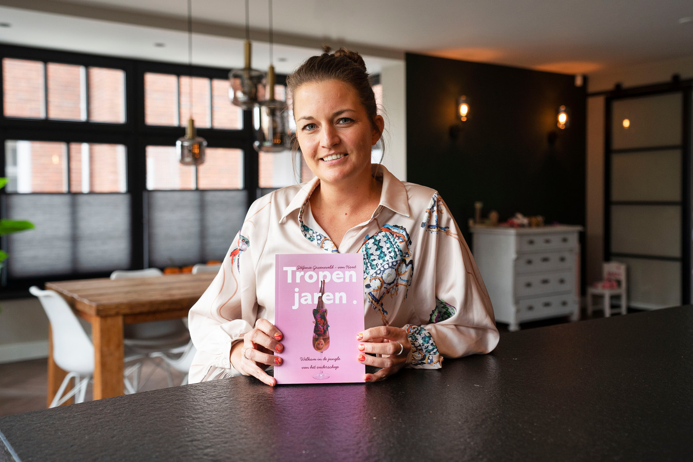 ‘Juist de andere kant is herkenbaar’; Mariahoutse schrijft vrolijke ...