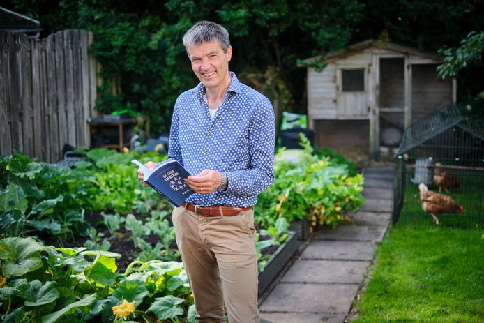 Wim signeert zijn eerste roman, waarin hij tienkamp combineert met tips ...