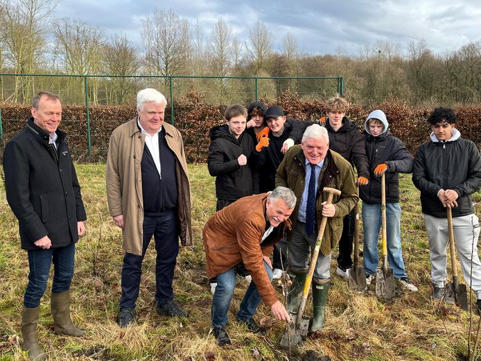 Leerlingen Provinciale Secundaire School (PSD) Diepenbeek planten 32 ...