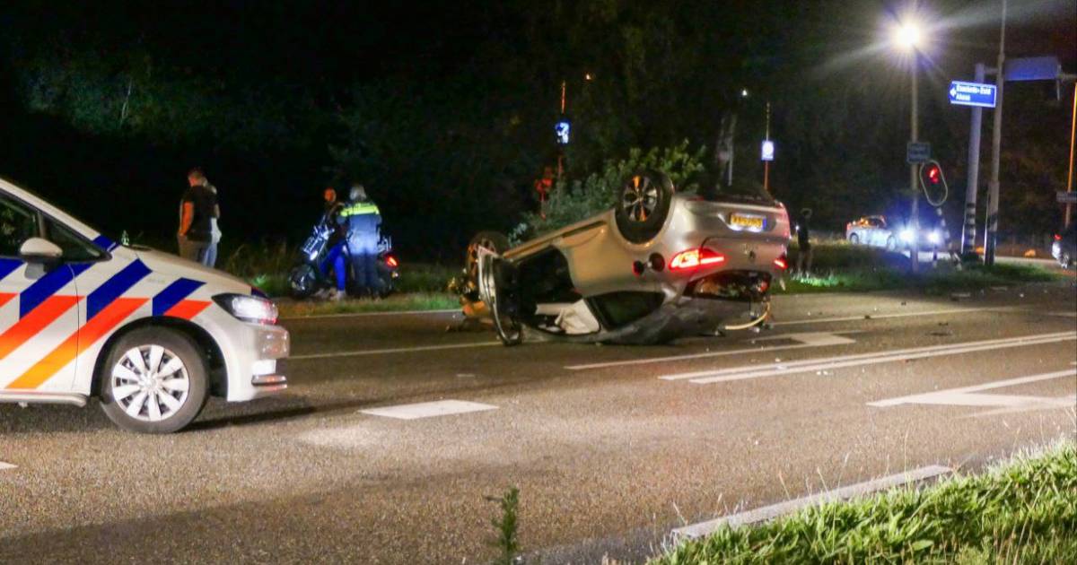 Grote ravage bij ongeval in Enschede: auto ramt betonblok en verkeerslicht en slaat over de kop ...