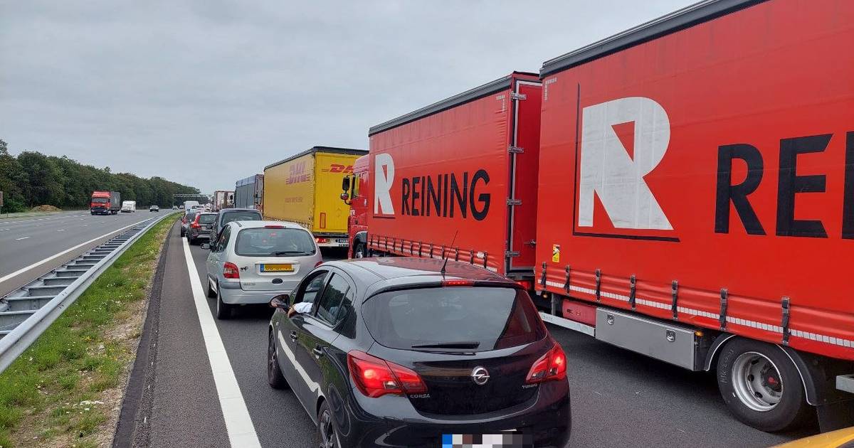 Geschaarde vrachtwagen met aanhanger zorgt voor flinke file op A1 bij Markelo | Hof van Twente ...