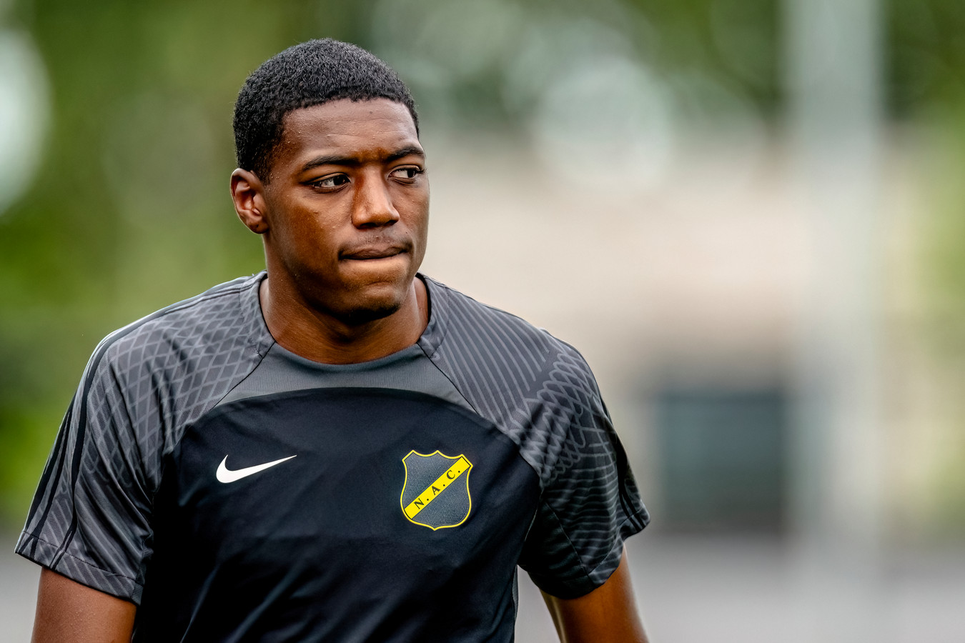 NAC legt 18-jarige verdediger voor lange tijd vast: ‘Als je hem één ...