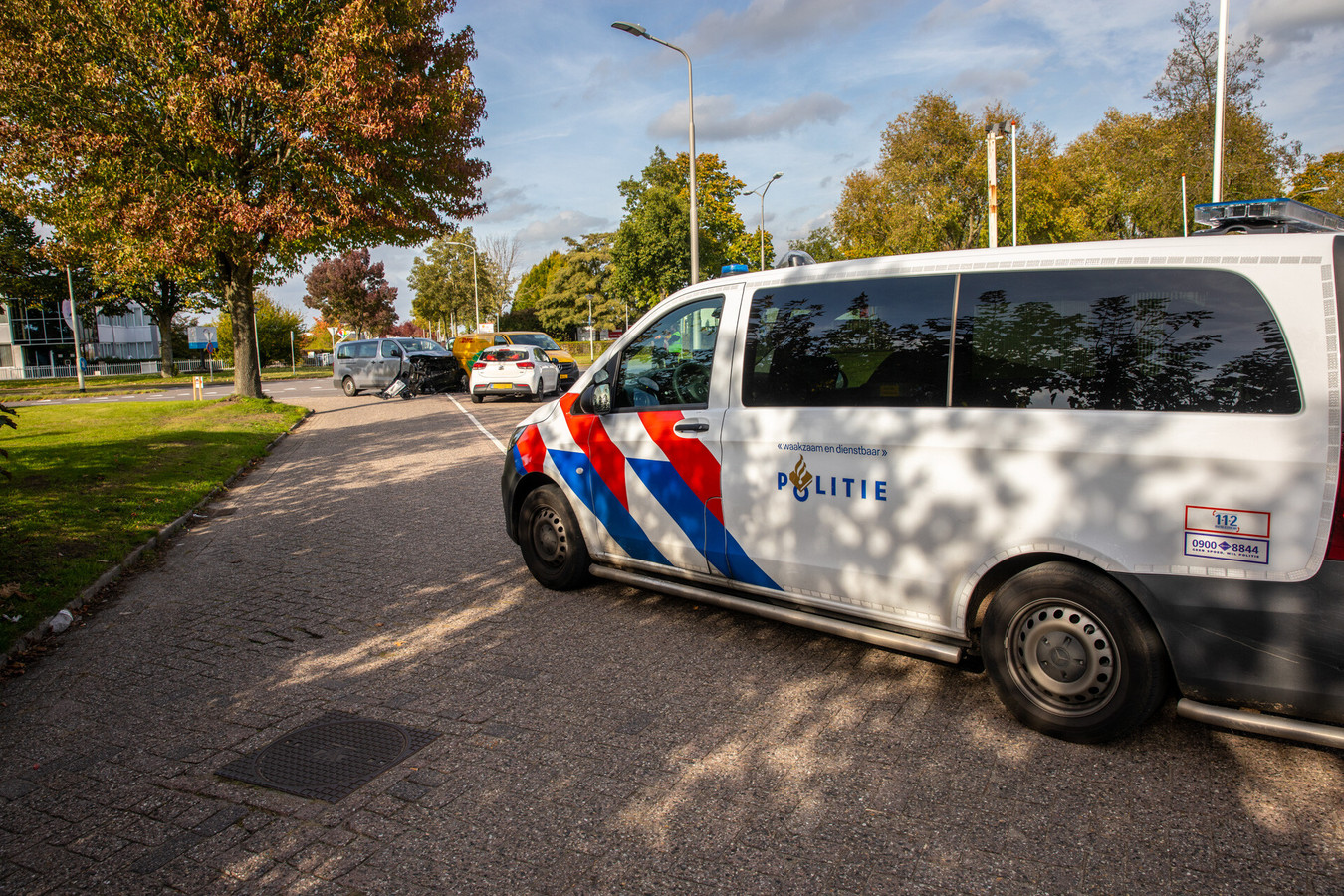 Drie voertuigen botsen op elkaar bij industrieterrein Borchwerf in ...