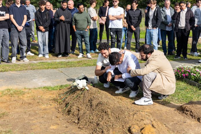 Afscheid van Thabet (16), die stierf aan een hersenbloeding: “Hier is zoveel onmacht... En ...