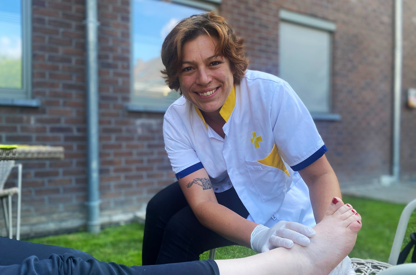 Eerste straatverpleegkundige van Kortrijk bewijst nut: “Naast nood aan ...