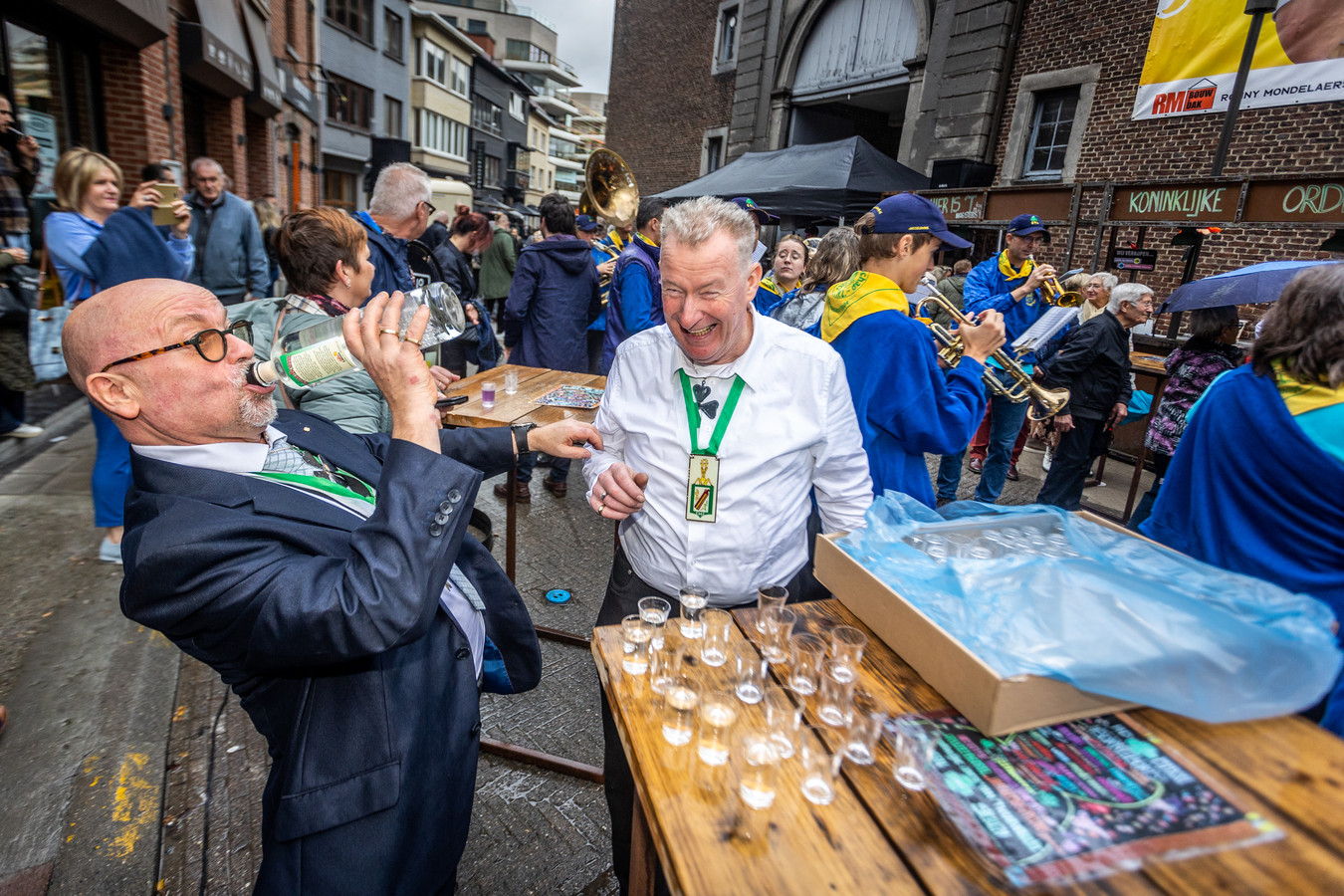 JENEVERFEESTEN. Liters drank, tradities om in ere te houden en bakken regen: dit was dag één van ...