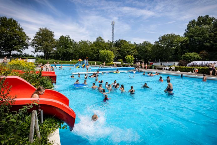 Volle bak bij zwembad De Kuiperberg in Ootmarsum: ‘In de zomervakantie ...