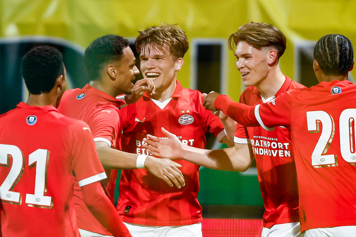 Veertien keer naar Engeland in twee jaar: waarom PSV bij de beloften ...