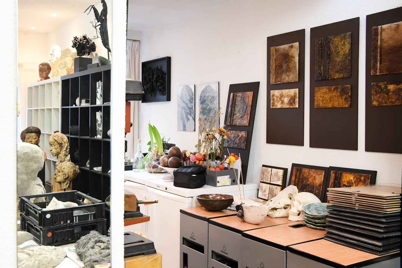 Een atelier in het huis van de buren, vol met bustes en portretten van ...