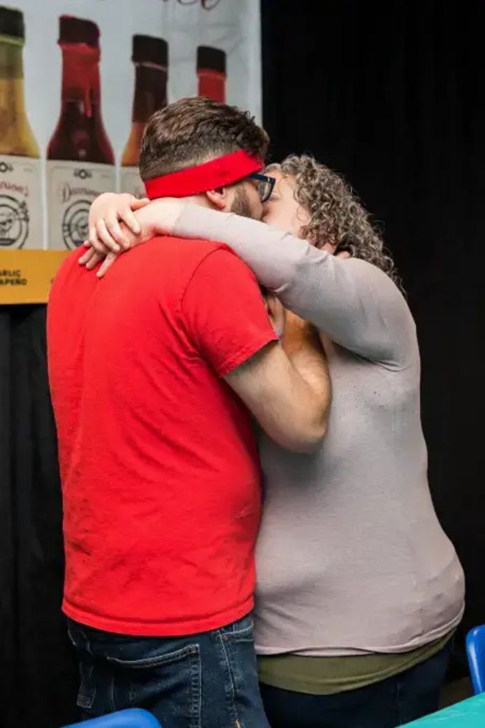 Un couple bat le record du monde du plus long “baiser au piment” | Monde | 7sur7.be