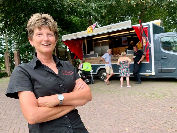 Jenneke heeft sinds haar vijftigste een eigen patatwagen: ‘Bovenal is ...
