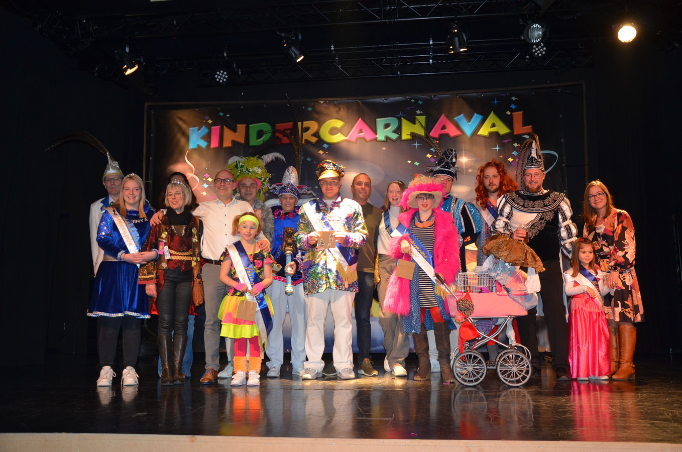 Jason is jeugdprins en mag als zoon van prinses carnaval Veerle samen ...