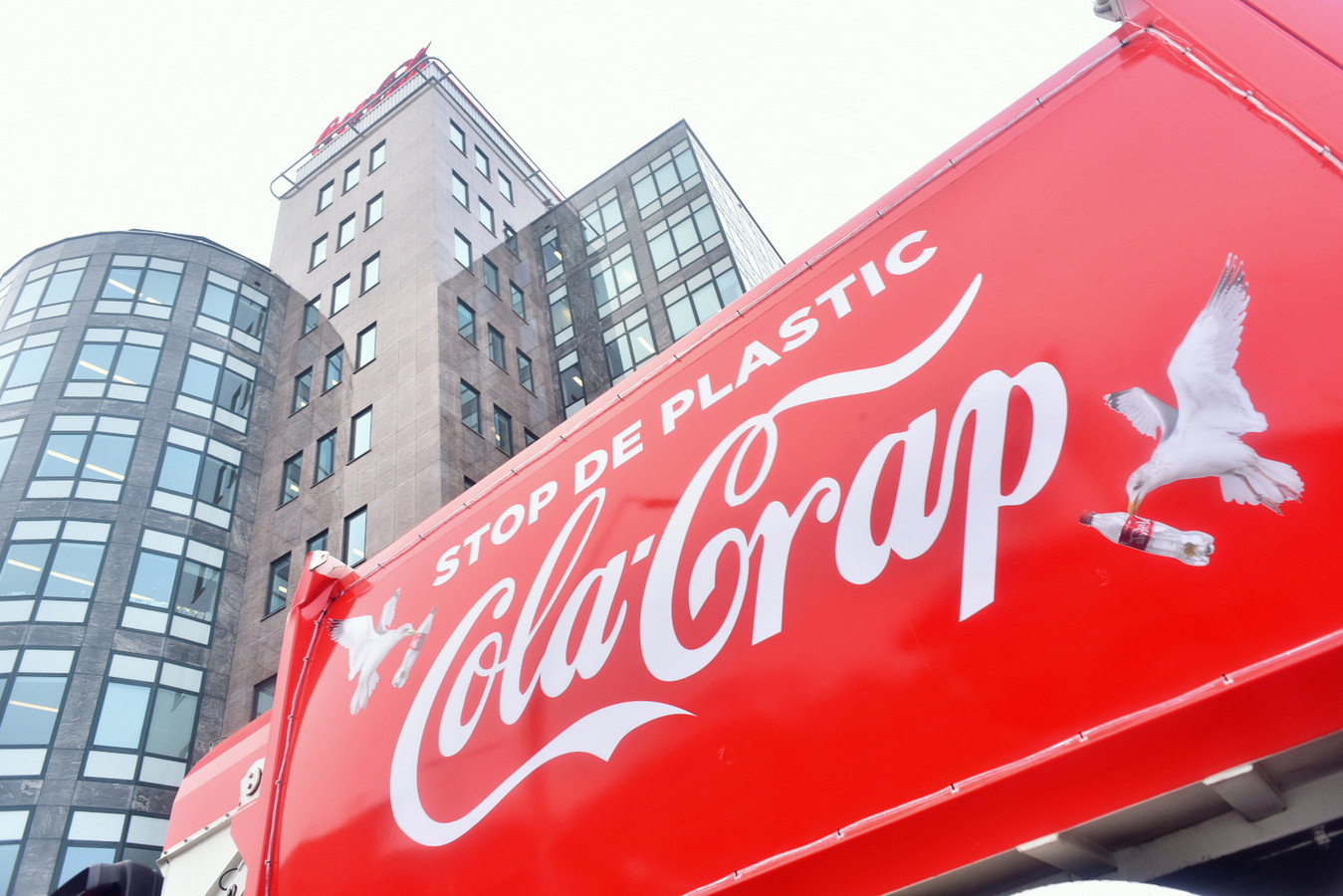 Hoofdkantoor Coca-Cola krijgt flessenpost van Greenpeace | Foto | AD.nl