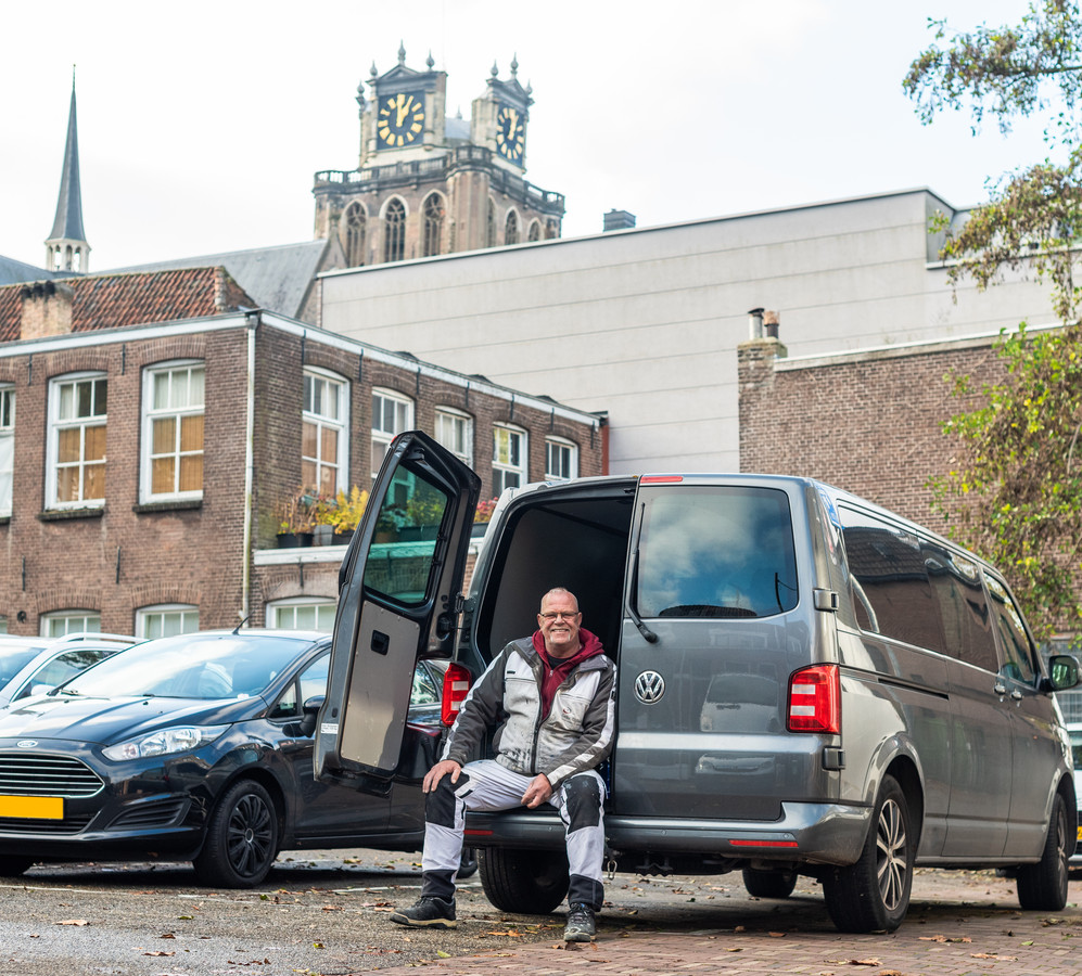 Overdag staat schilder Johan (63) nog altijd lekker op de steiger ...