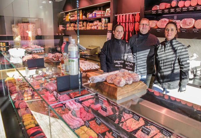 Slagerij Sammy en Cherlyn na vijf maanden terug open: “Zo blij dat ...