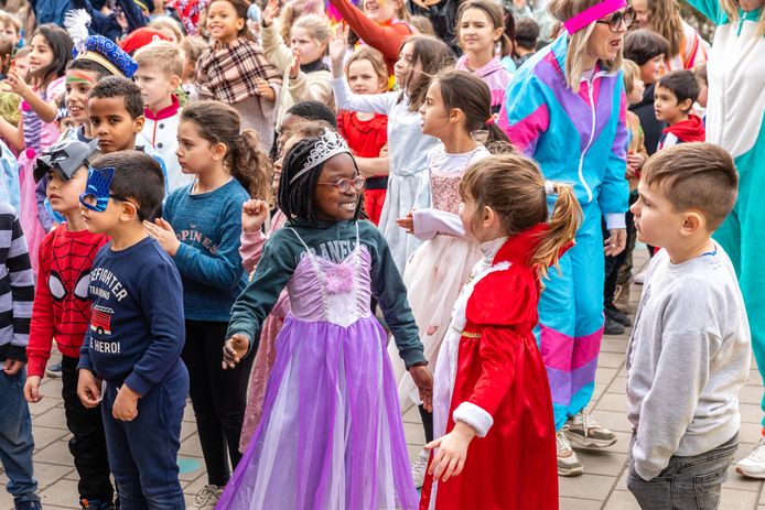 Prinses Carnaval Sanne bezoekt basisschool Atheneum | Dendermonde | hln.be