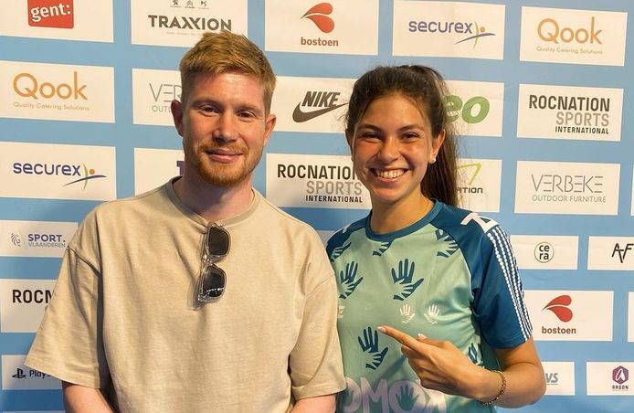 Hoe Belgische influencer Céline Dept langsloopt bij sterren Hazard ...