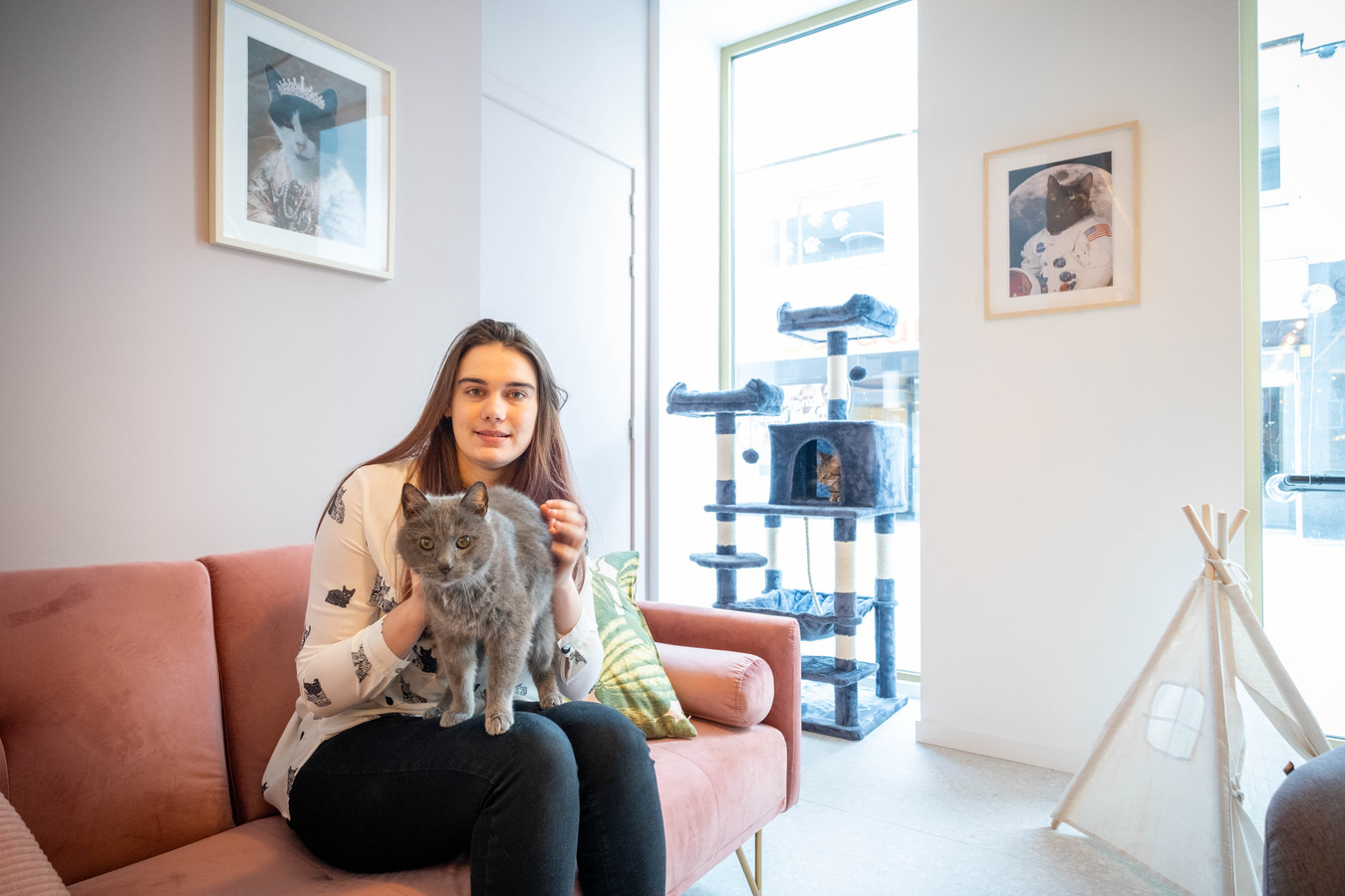 Dierenverzorgster Axelle (25) opent dinsdag Cats & Cups: “De katten ...