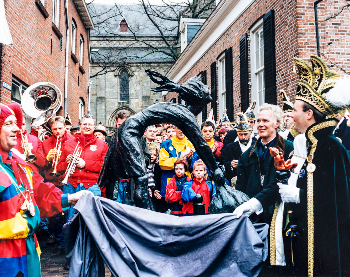 Kunstenaar Berend Seiger bladert door zijn fotoalbum: ‘Mijn ouders ...