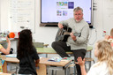 Rolf gaat met zijn instrumenten langs op basisscholen in Altena: ‘Ik ...