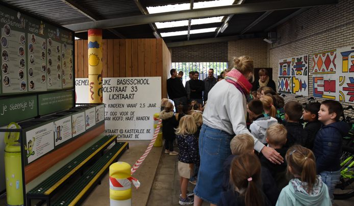 Schoolkinderen leren sorteren met educatief project '5 op een rij voor ...