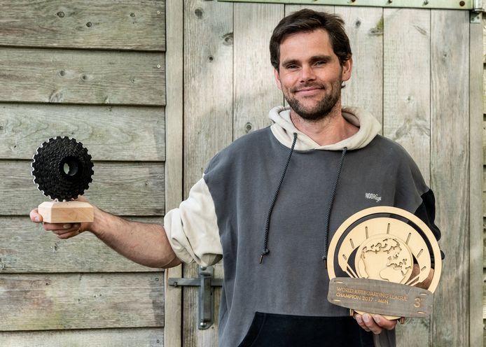 Bram (34) bouwde liever hutten dan dat hij op school zat: nu kan hij ...