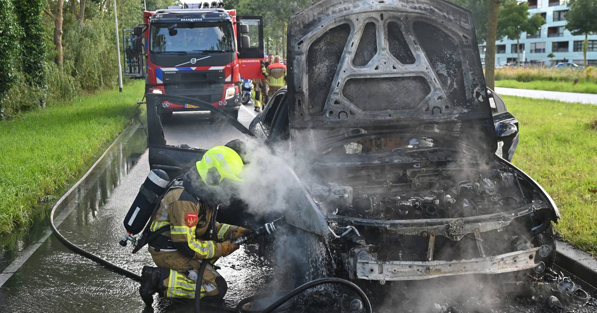 Auto vliegt plots in brand in Breda en is niet meer te redden | 112 ...