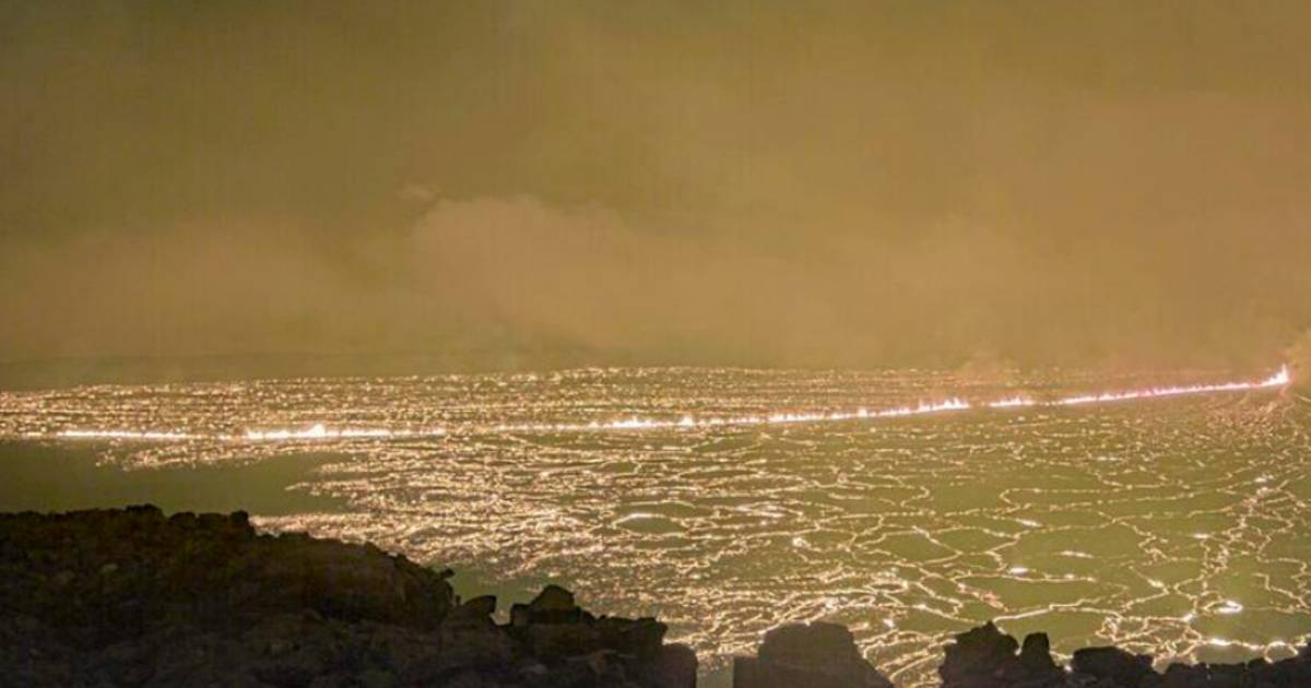 Après 40 ans de repos, le plus grand volcan actif du monde entre en éruption à Hawaï | Monde ...